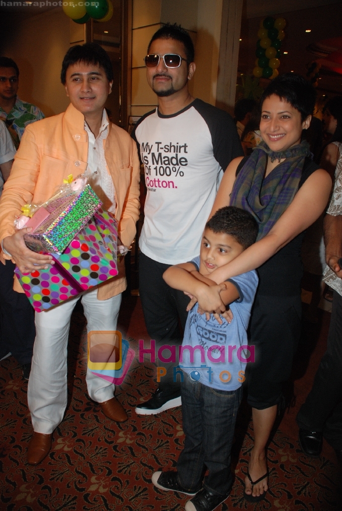 Sunil Padwal with Family at Palak and Sammeer Sheth's daughter Shenaya's 2nd Birthday in Mayfair ...